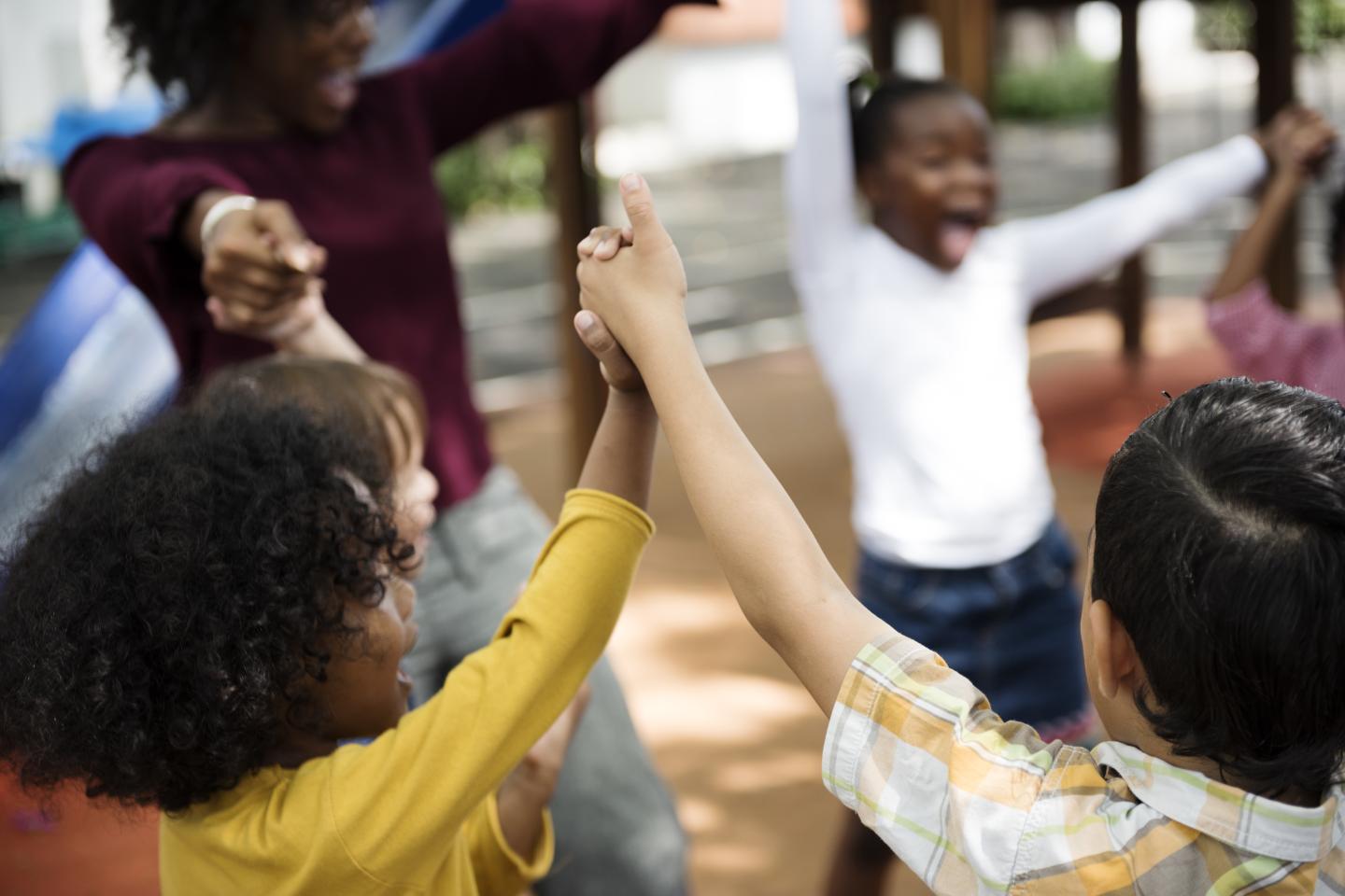 Comment parler du racisme à vos enfants | Portail de l’UNICEF