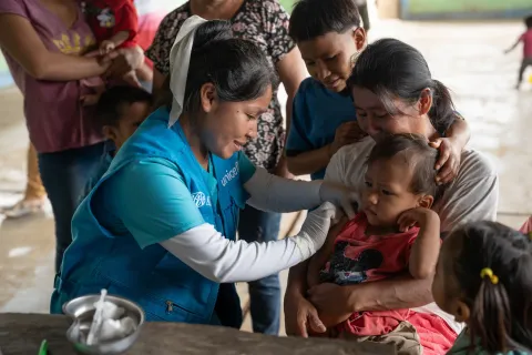 La vacuna que viaja por ríos de confianza | UNICEF