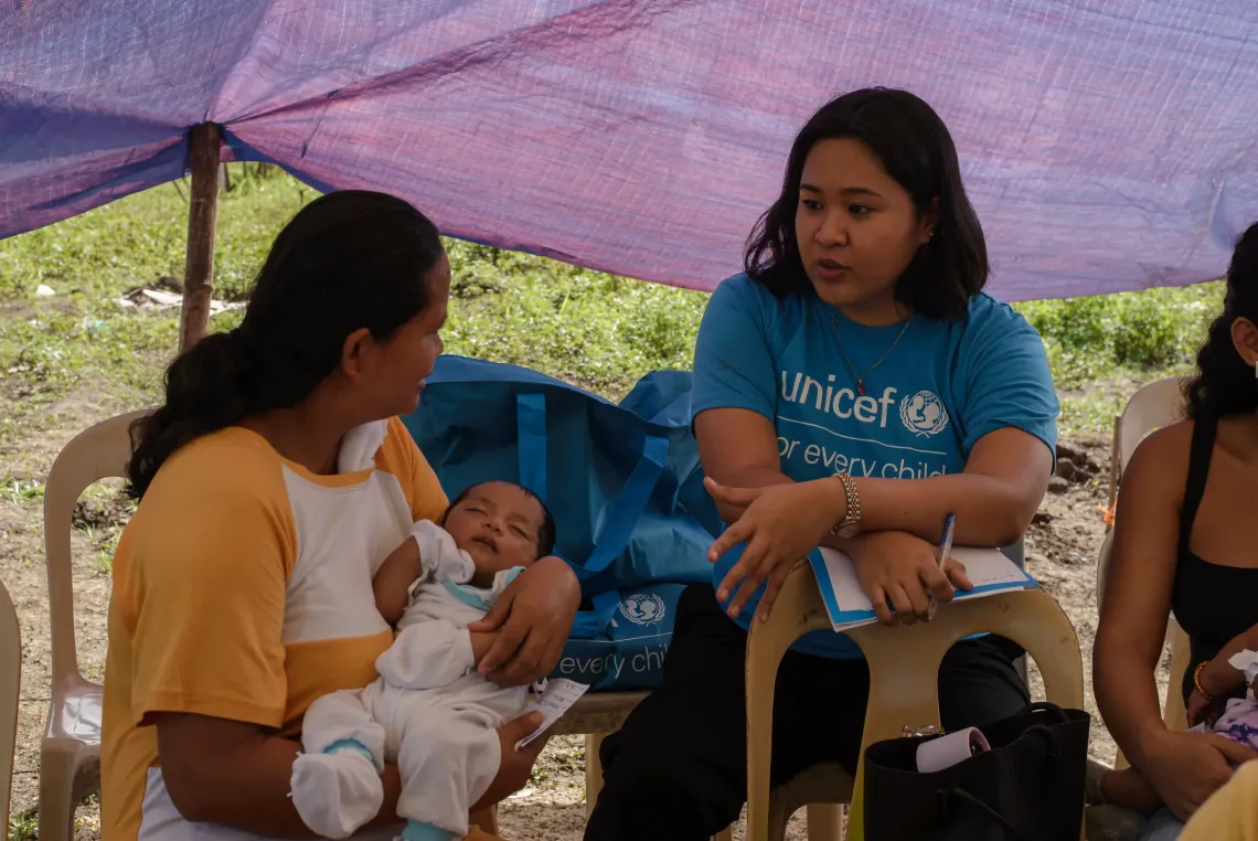 UNICEF health kits bring care and hope for mothers in crisis | UNICEF ...