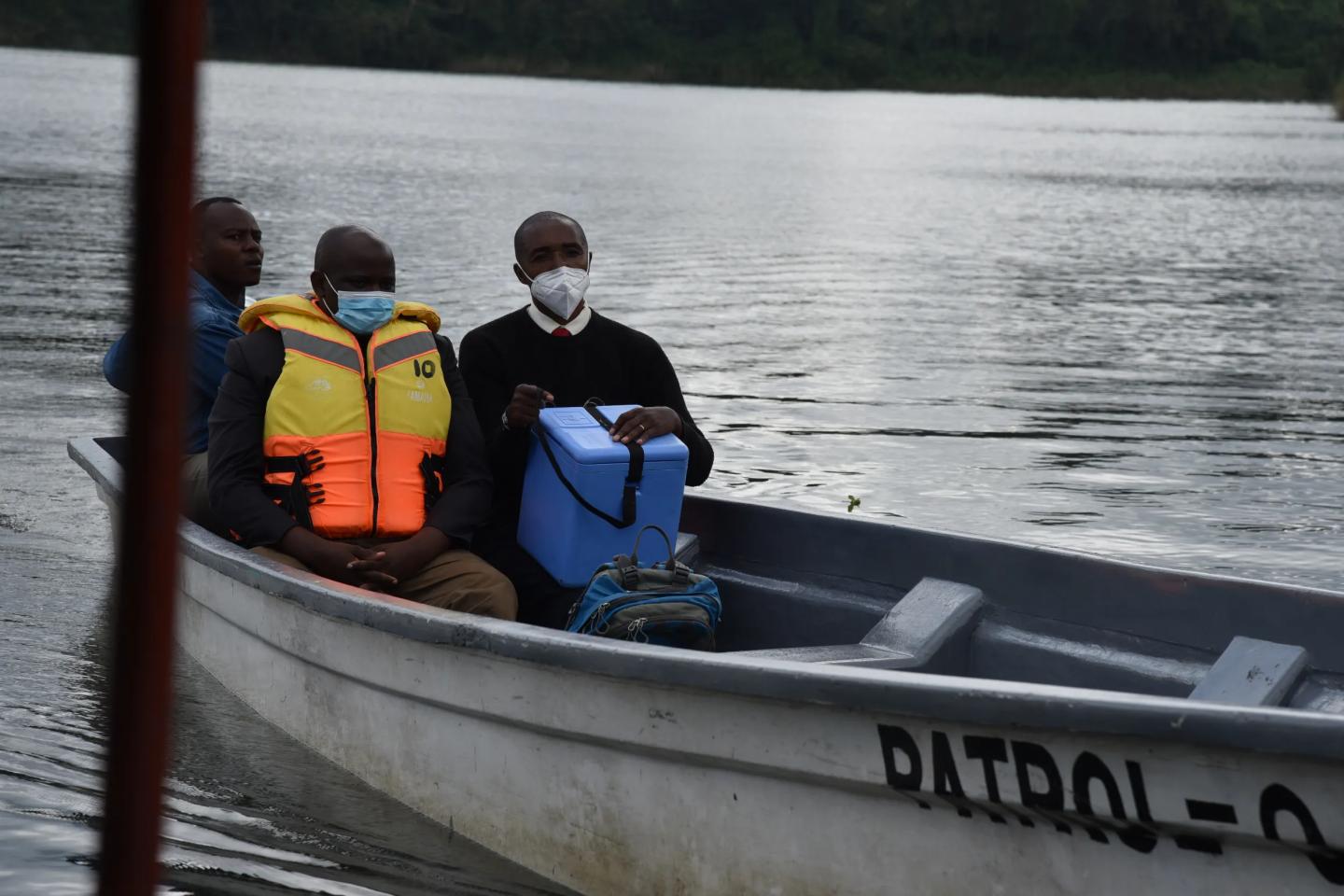 Crossing lakes to immunize children | UNICEF Uganda
